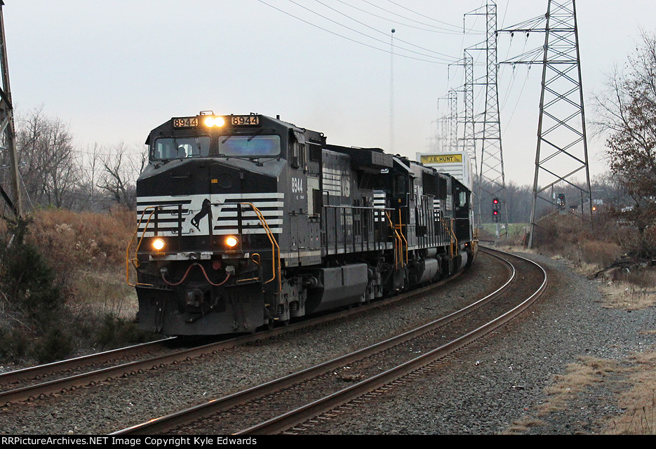 NS C40-9W #8944 on 212